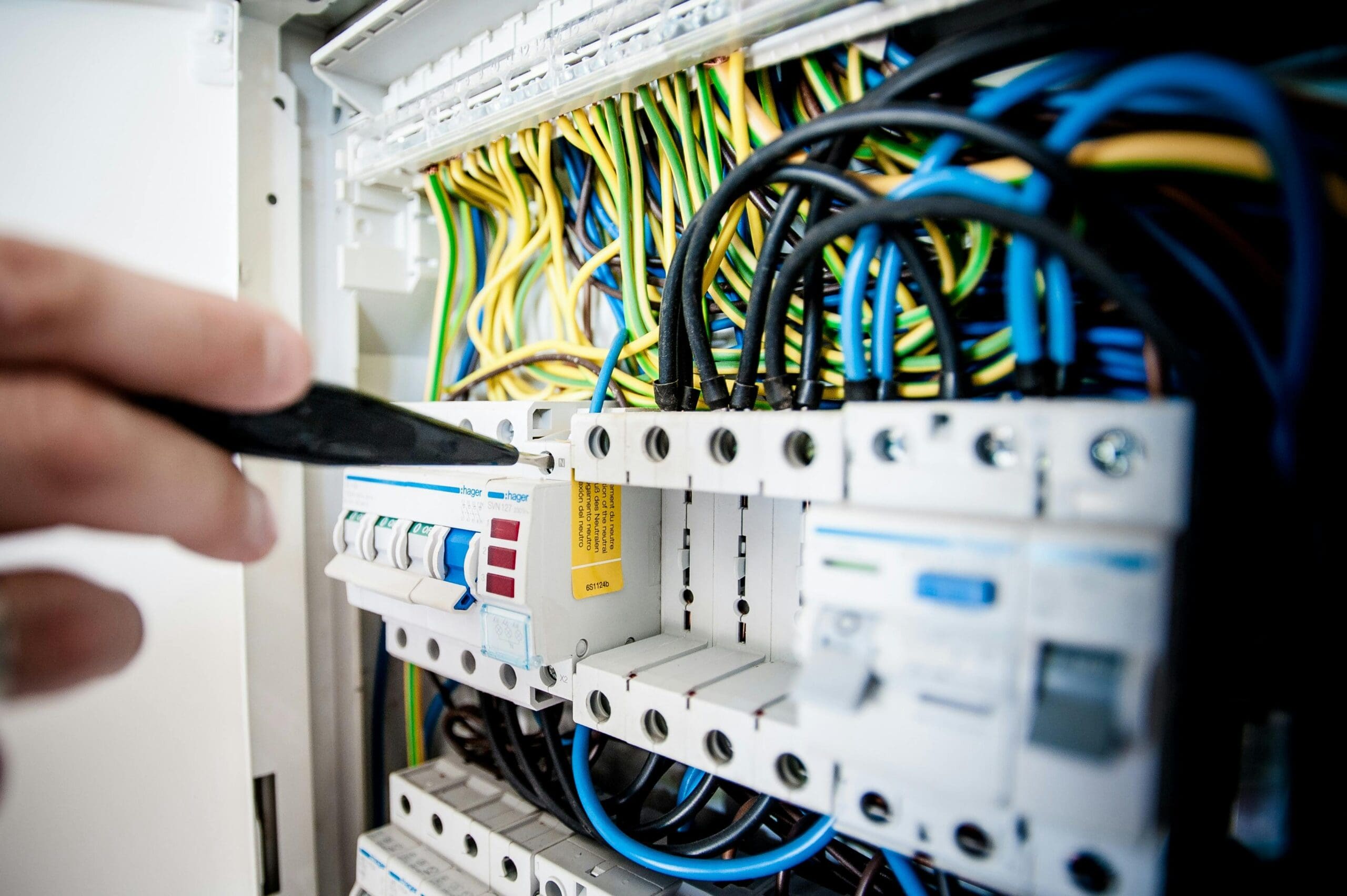 How to Reset and Remove a Circuit Breaker | Lloyd Electrical | Auckland ...